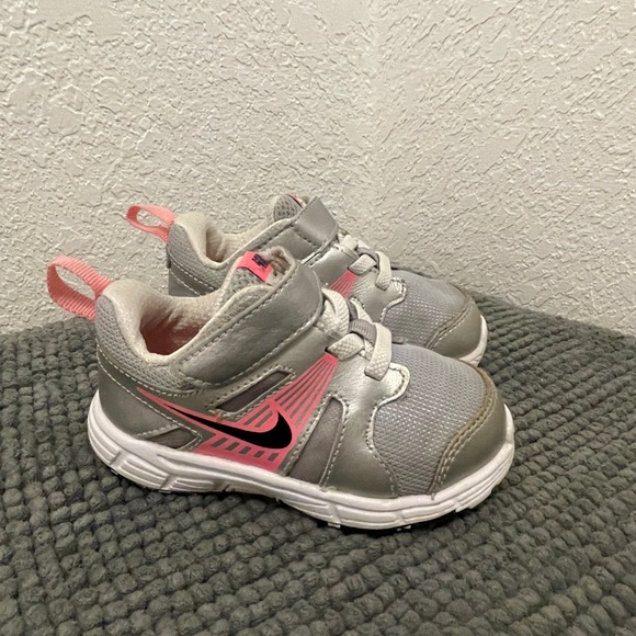 Nike | Shoes | Girls Nike Velcro Sneakers | Poshmark